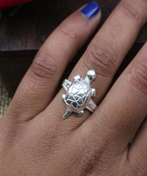 कासवाची अंगठी घालण्याची योग्य पद्धत