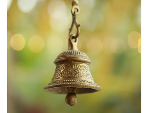 मंदिरात घंटा का वाजवतात? शरीराला फायदे